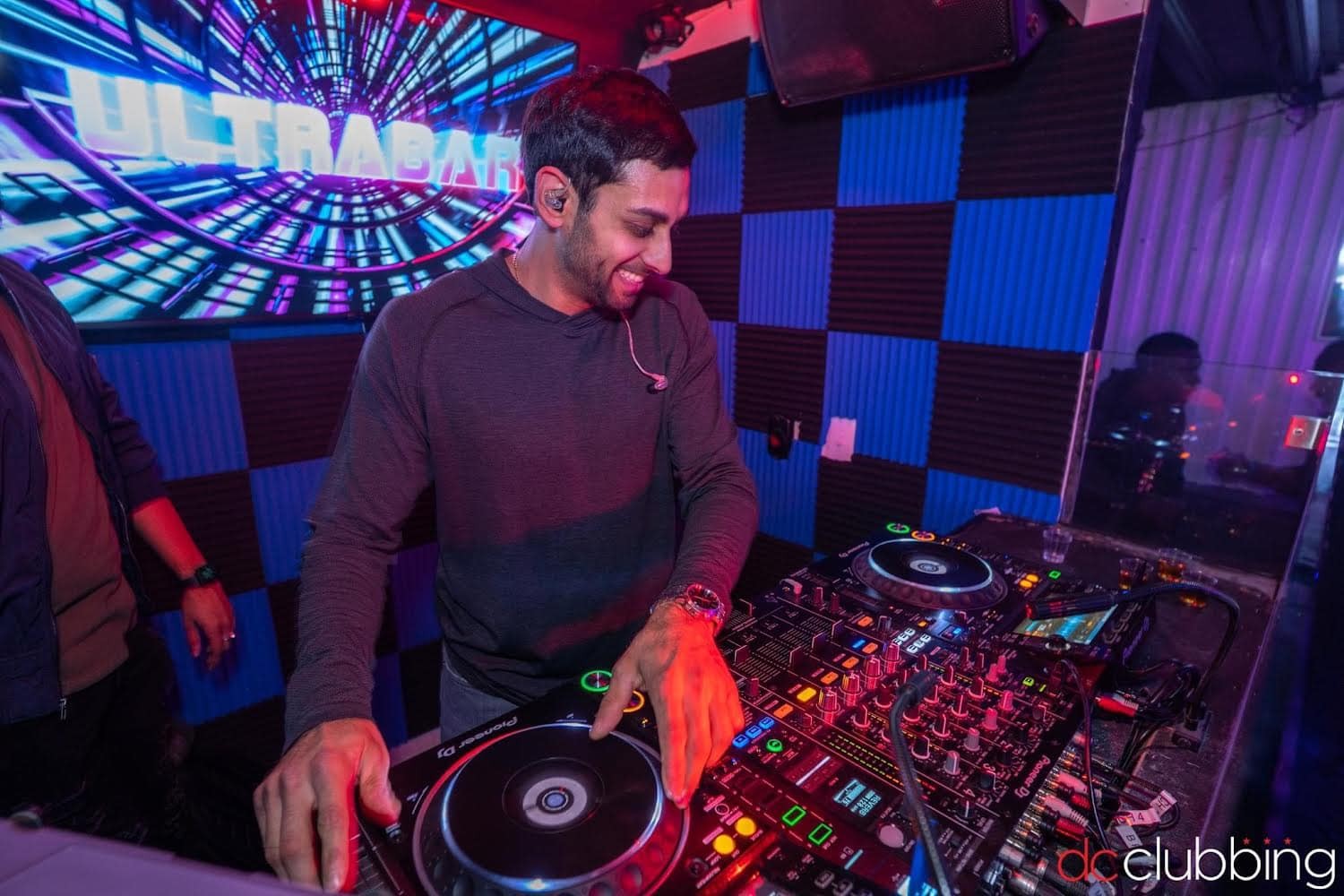 George Tsakiris – Artists